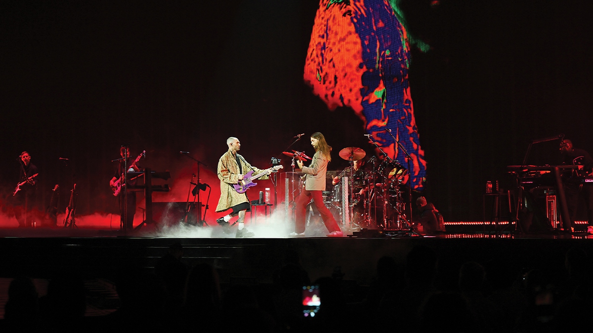 Maroon 5 brings touching stories and catchy melodies back to Las Vegas ...